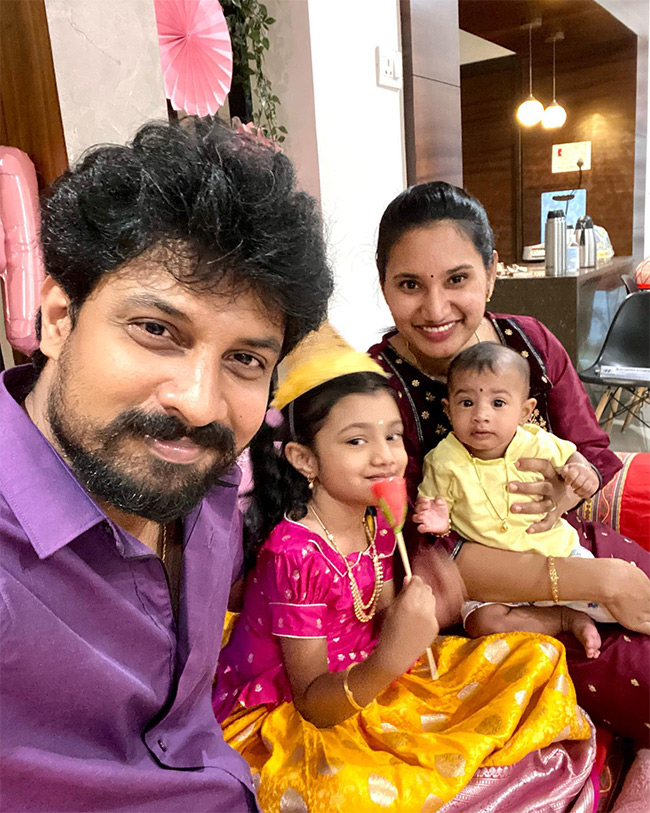 Singer Dhanunjay Unseen Photos: సింగర్ ధనుంజయ్ క్యూట్ ఫ్యామిలీ (ఫొటోలు) | Tollywood Singer ...